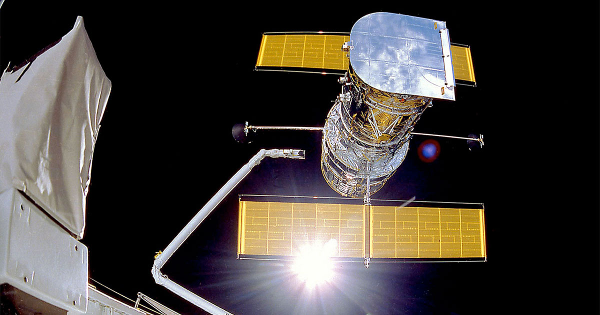 Holding Hubble history: Artifacts preserve space telescope's 25-year legacy | collectSPACE