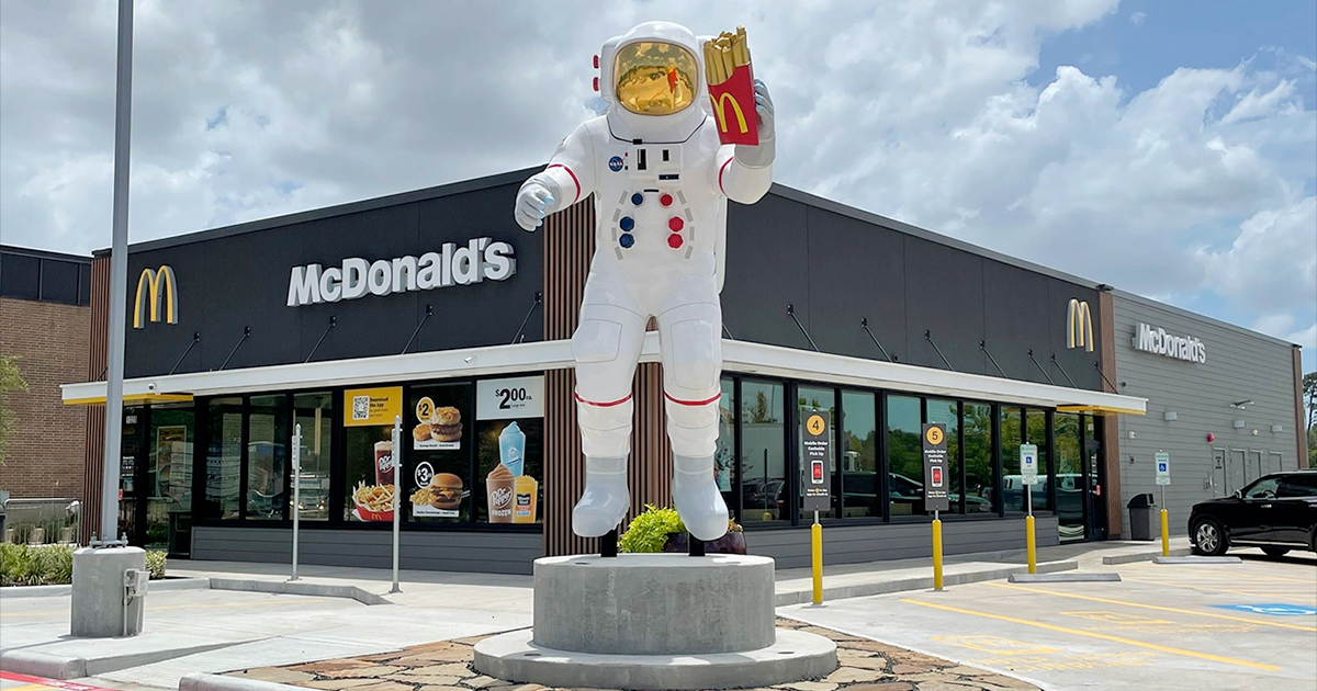 McDonald's moonman: Apollo astronaut statue erected at Houston-area restaurant | collectSPACE