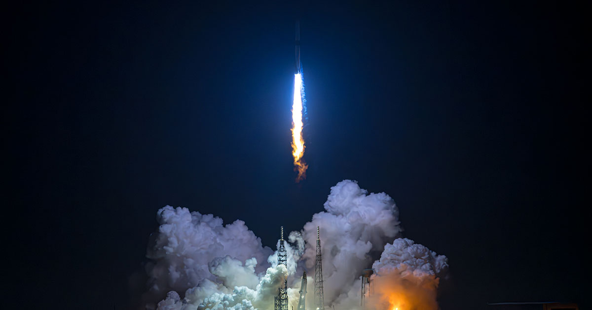 Godspeed, New Glenn: Blue Origin's first heavy-lift rocket lifts off to ...