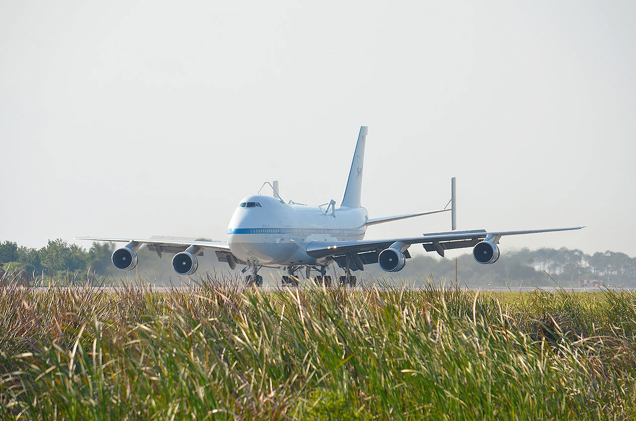 NASA jumbo jet lands in Florida to deliver space shuttle to Smithsonian ...