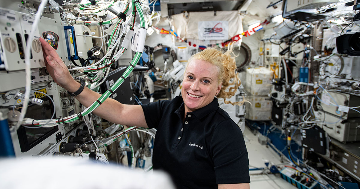 Astronaut 'ties' past 20 years of crews on space station to simple tool ...