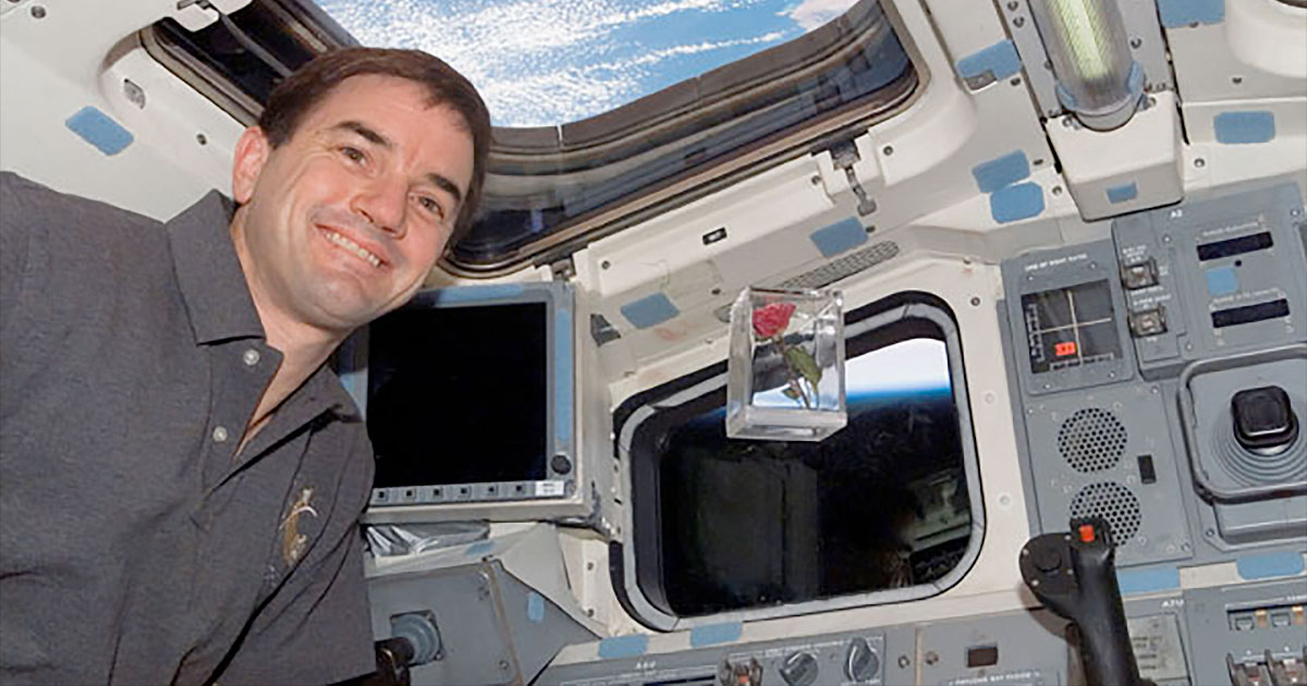 'Space rose' adds New Year's parade to its 5.3 million mile journey ...