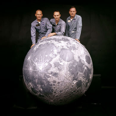 Apollo 11: Portraits with large Moon globe - collectSPACE: Messages
