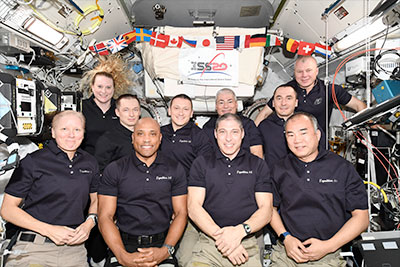 ISS 64/65: 10/11 person crew group photos - collectSPACE: Messages