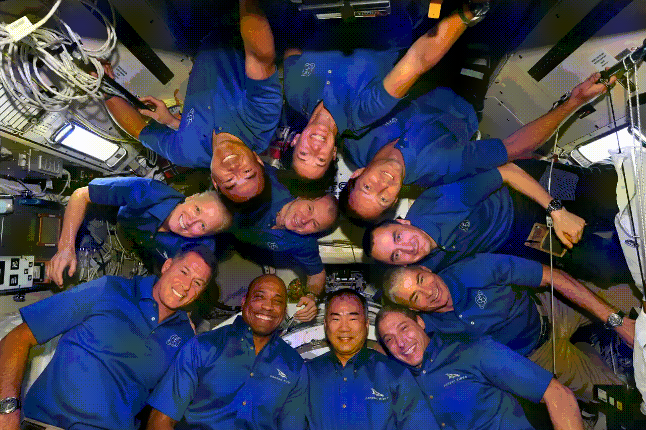 ISS 64/65: 10/11 person crew group photos - collectSPACE: Messages