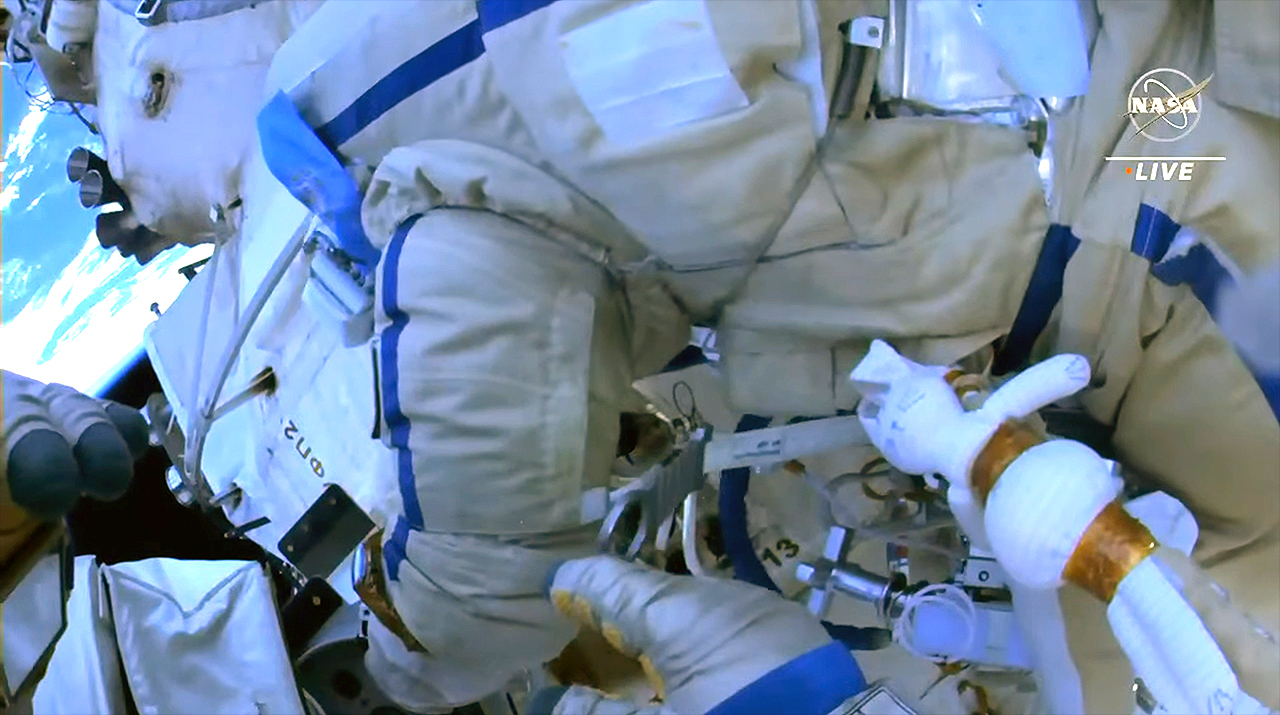 Plush toy dolls on Russian ISS spacewalks - collectSPACE: Messages