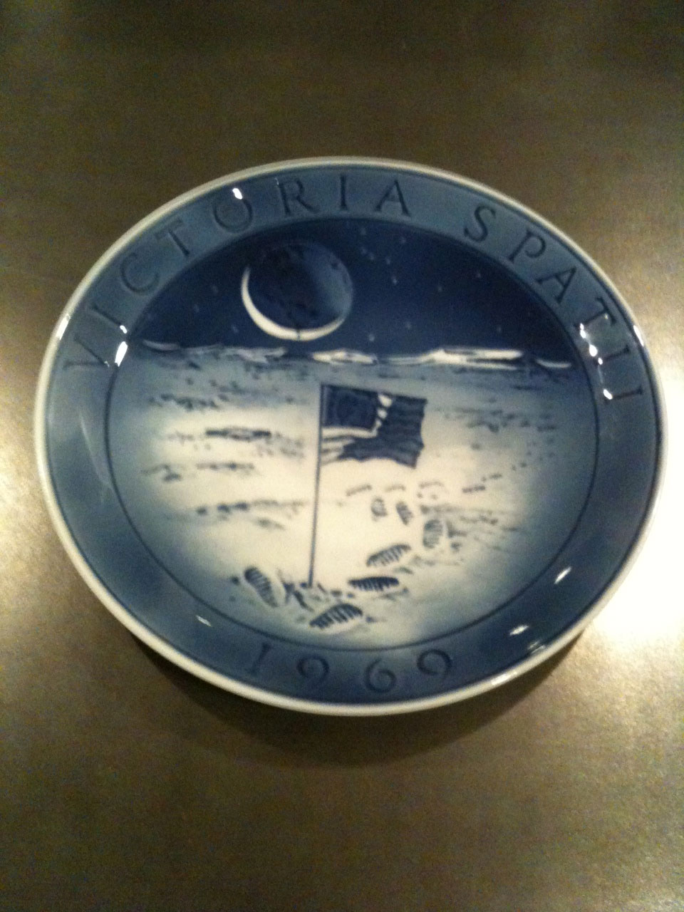 FS: Man on the Moon commemorative plate - collectSPACE: Messages