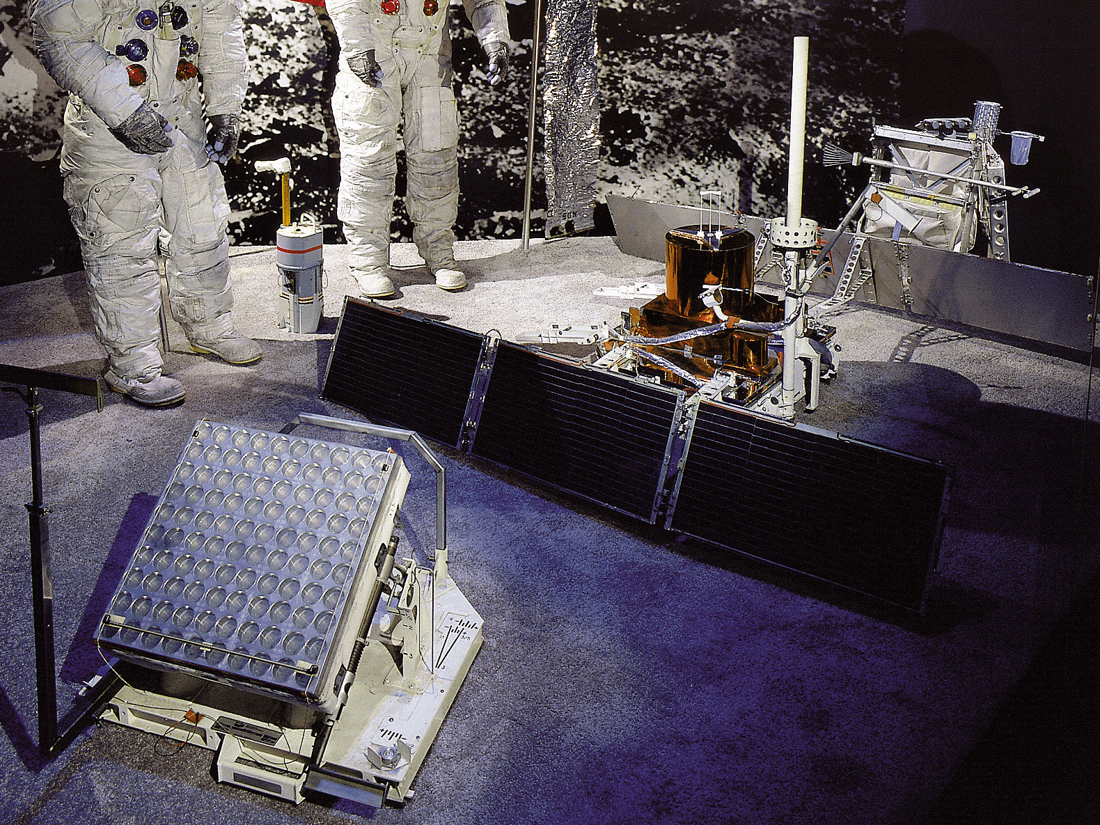 Apollo experiment packages on display - collectSPACE: Messages