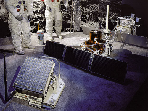 Apollo experiment packages on display - collectSPACE: Messages