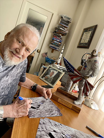 Apollo 11 KSC statue desktop replicas - collectSPACE: Messages