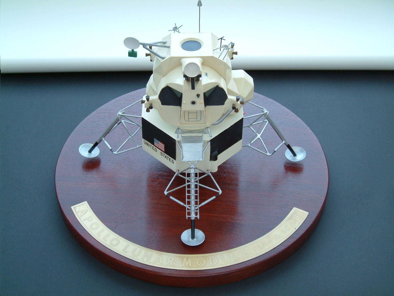 Worth refinishing base of vintage Apollo LM? - collectSPACE: Messages