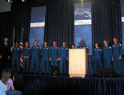 NASA selects 2004 astronaut class - collectSPACE: Messages