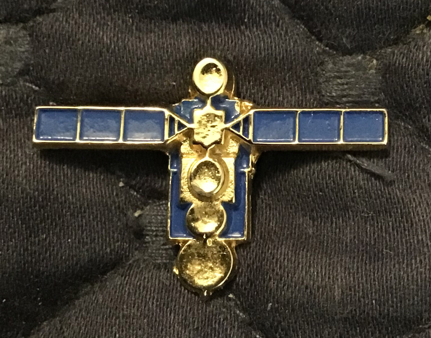 FS: Unknown satellite lapel pin - collectSPACE: Messages