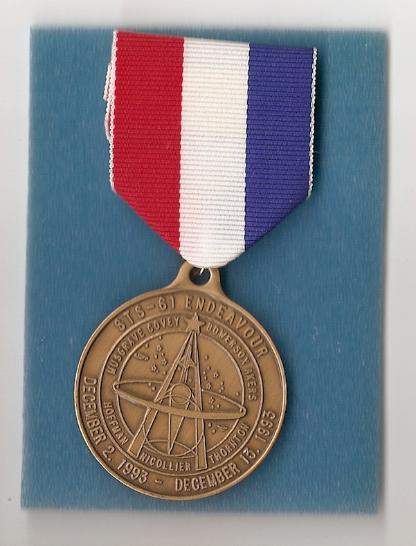 Background behind STS-61 mission 'medal' - collectSPACE: Messages